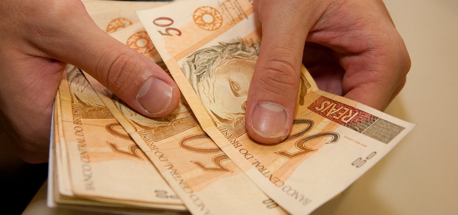 Diferença salarial entre pobres e ricos é recorde, aponta IBGE ...